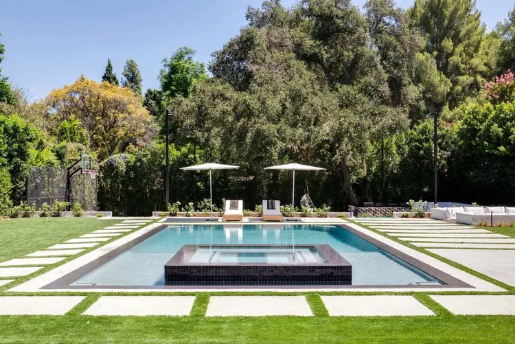 12 Pool Deck Ideas for Relaxing and Socializing – FurniturAaim